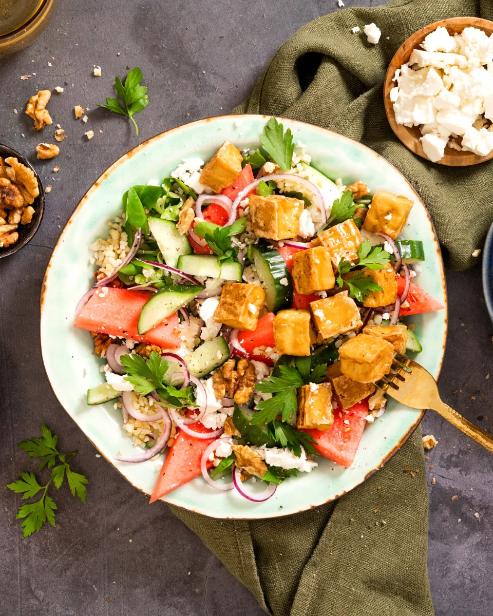 Kall bulgursallad med vattenmelon och friterad tofu | Yipin