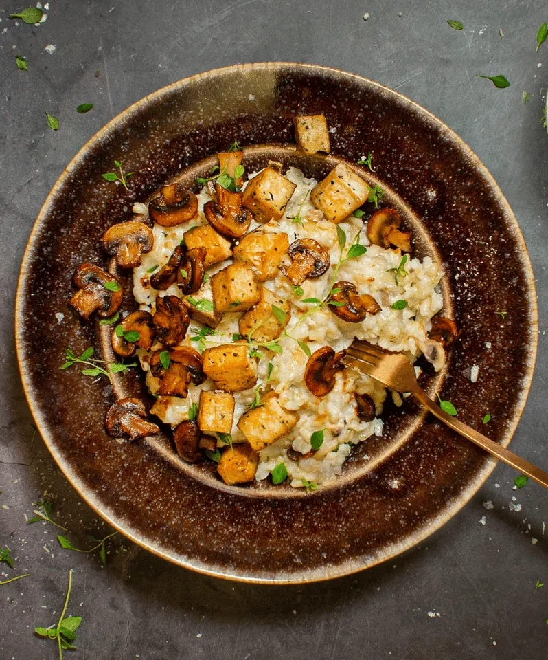 Vegansk risotto med svamp och örtmarinerad tofu | Yipin