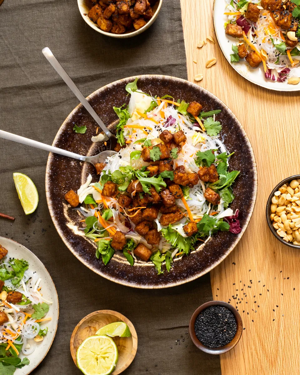 Asiatisk tempeh-sallad med glasnudlar och jordnötter | Yipin