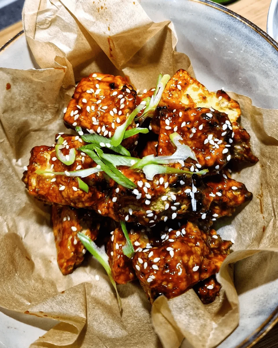 Korean fried tofu med sticky glaze – sanslöst krispigt! | Yipin